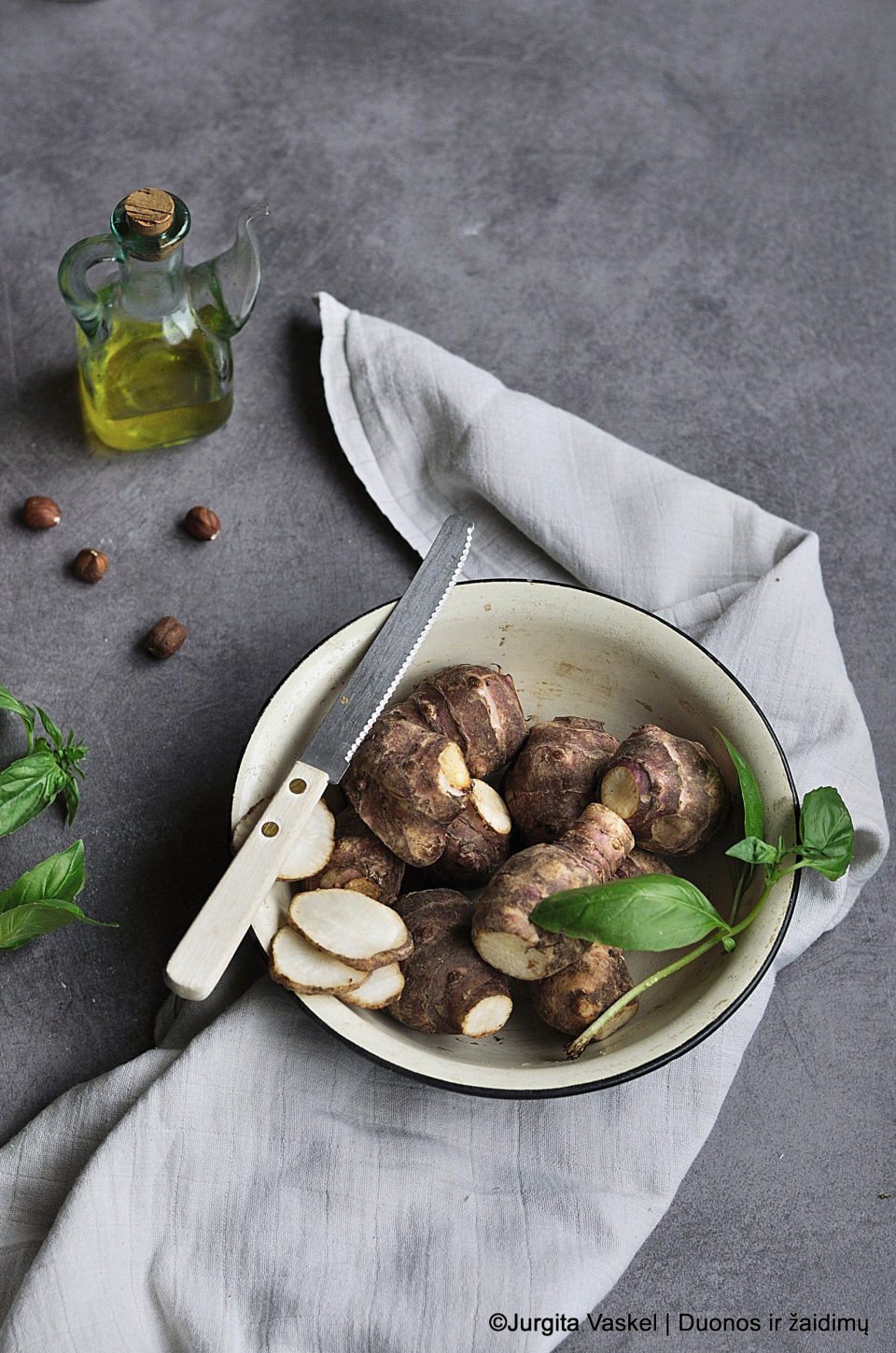 topinambų sriuba su žaliuoju pesto - maistas yra gražus