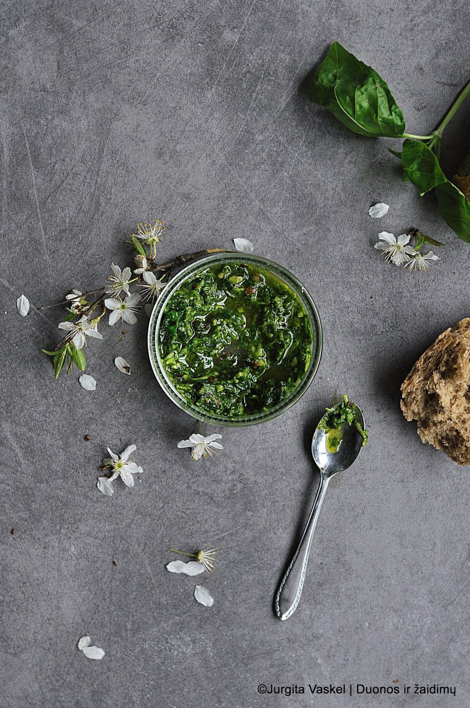 topinambų sriuba su žaliuoju pesto - maistas yra gražus